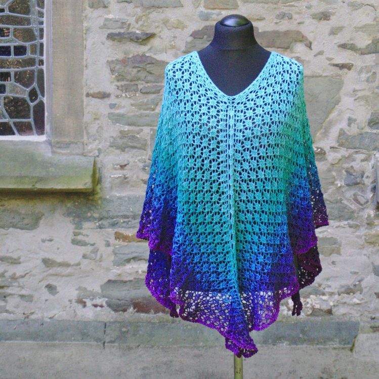 Tricornia Poncho, Sommer, Lochmuster, Dreiecksform - myPatterns.de